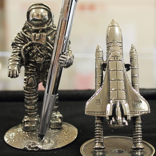 安心してください。このスペースペンなら宇宙でも使えます。